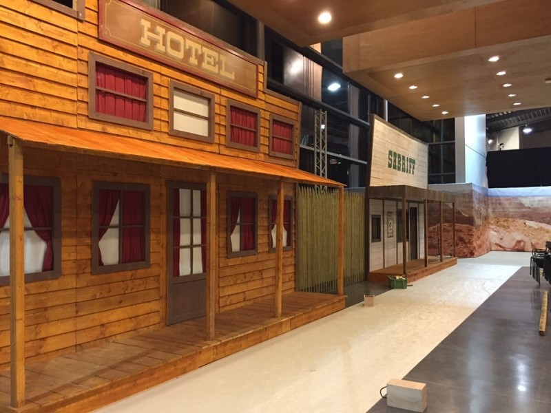 Façade Hôtel en location pour décor à thème Far West sur Naos Location