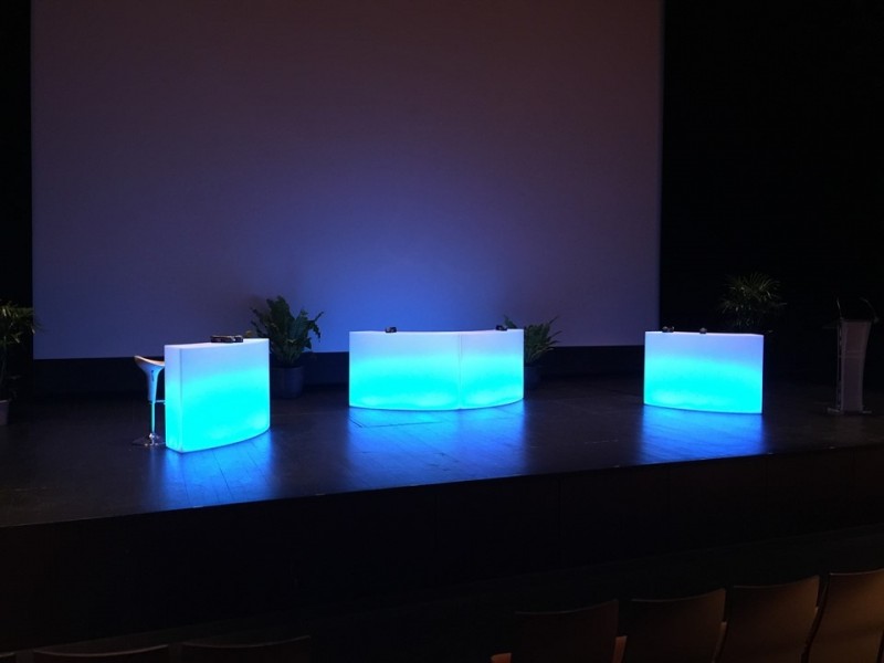 Naos Location loue bar lumineux pour décor à thème Lounge en Bretagne.