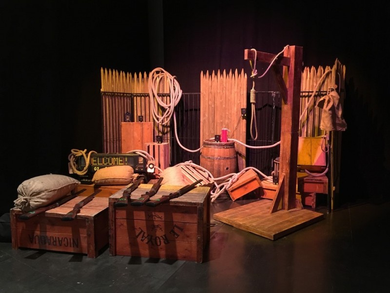 Naos loc loue Potence bois+corde de pendu pour décor à thème Far West.