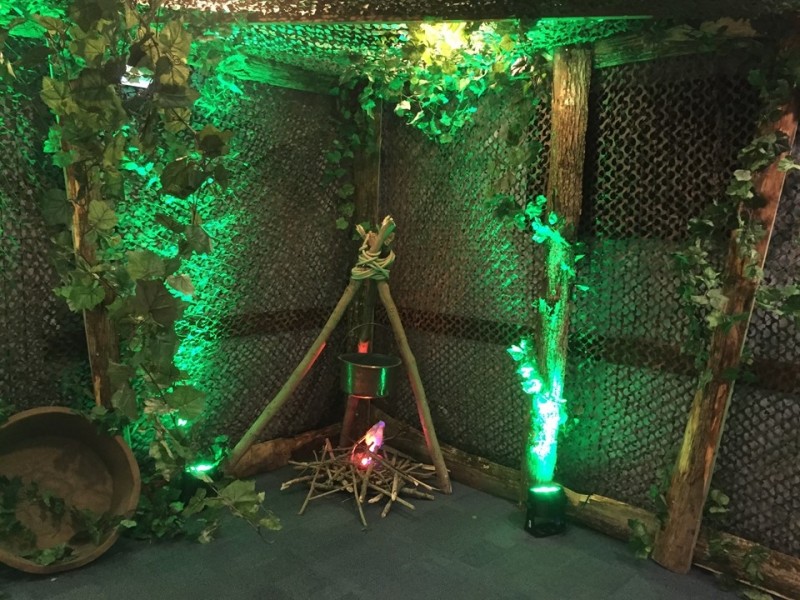 Naos Location loue trépied pour chaudron pour décor a thème Celtique.