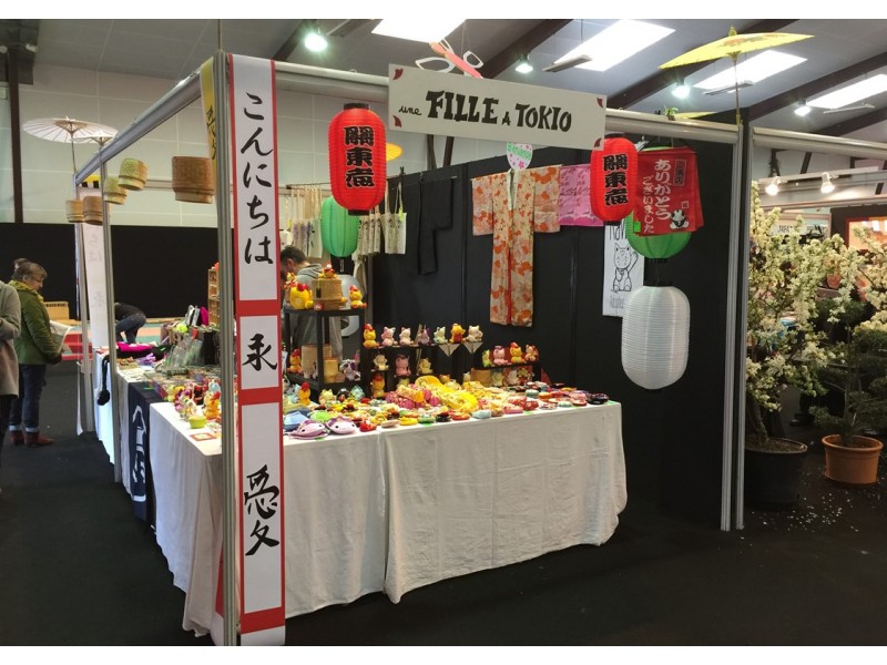 Location d'un kakémono Japonais rouge pour un décor à thème Asiatique.