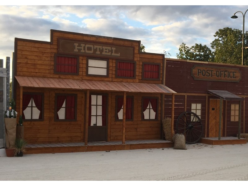 Façade Hôtel en location pour décor à thème Far West sur Naos Location