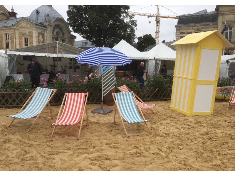 Naos location loue transat bleu et blanc pour décor à thème Exotique.