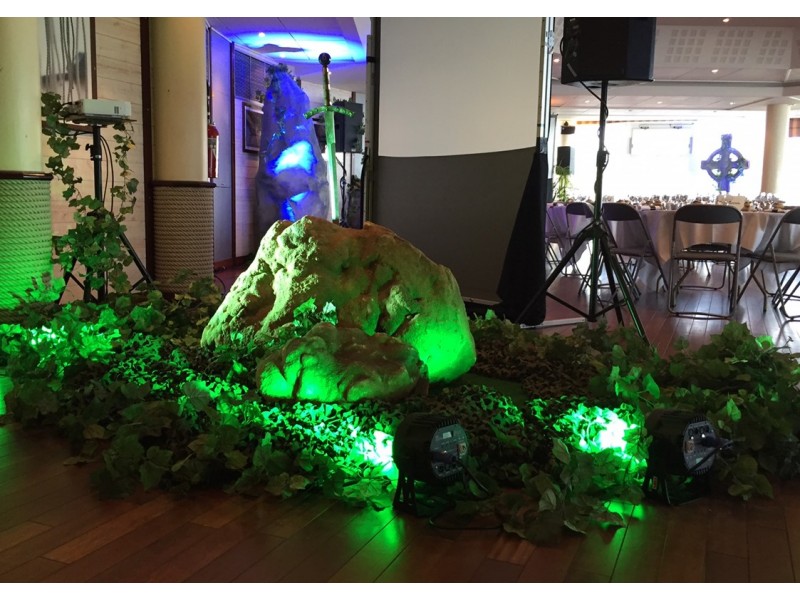 Naos location loue rocher excalibur + épée + filet pour décor à thème.