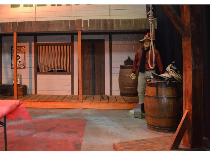 Naos loc loue Potence bois+corde de pendu pour décor à thème Far West.