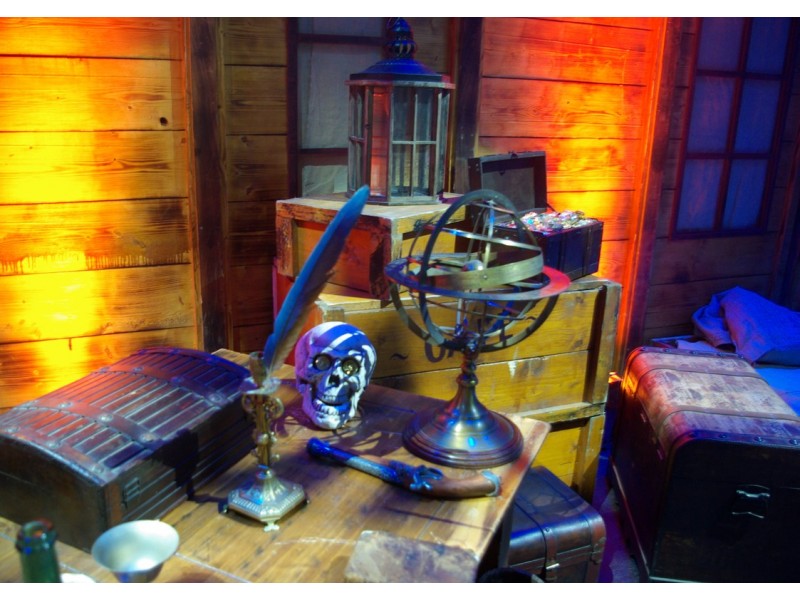Naos Location loue pistolet corsaire anglais pour décor à thème pirate