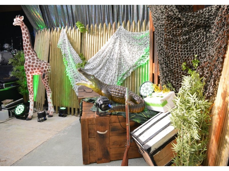 Loc personnage crocodile en resine pour décor à thème Jungle, Afrique.