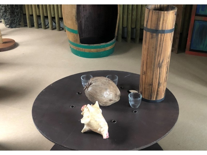 Location instrument conque de lambi pour réalisation décor Antilles.