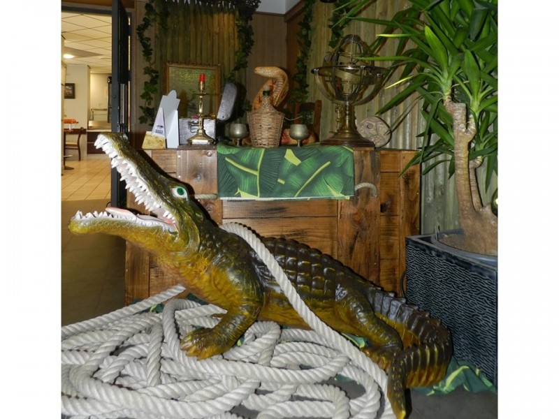 Loc personnage crocodile en resine pour décor à thème Jungle, Afrique.